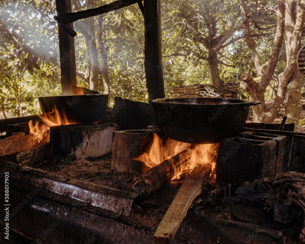 Imagen tipica de cocina de fogón, cocina a leña o madera, algo tipico ...