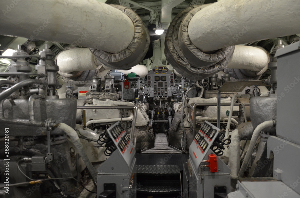 sous-marin salle des machines moteur Stock 写真 | Adobe Stock