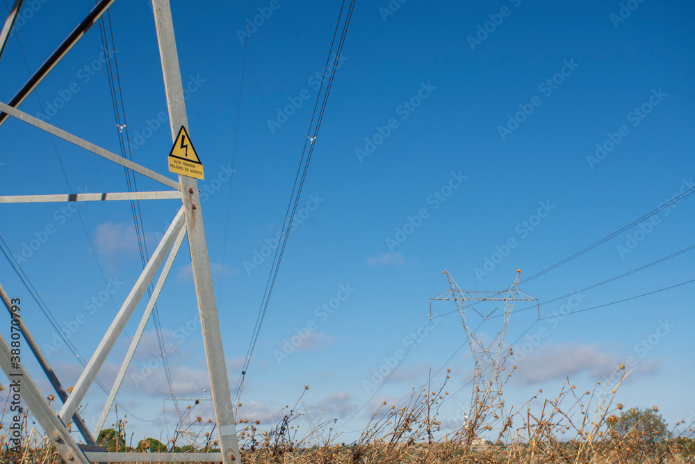 Torres metálicas de alta tensión eléctrica Stock Photo | Adobe Stock