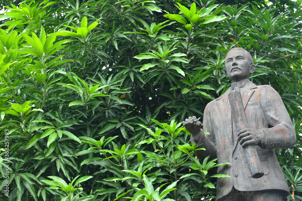 Foto de Jose Rizal statue at Intramuros walled city in Manila ...
