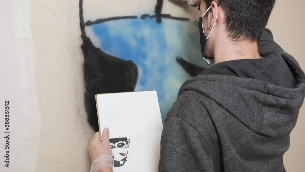 Vidéo Stock Young artist launching a graffiti message to raise ...