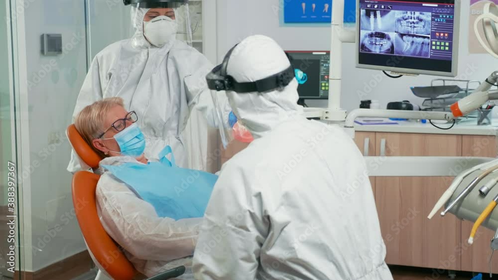 Dentist doctor in coverall showing the correct dental hygiene using ...