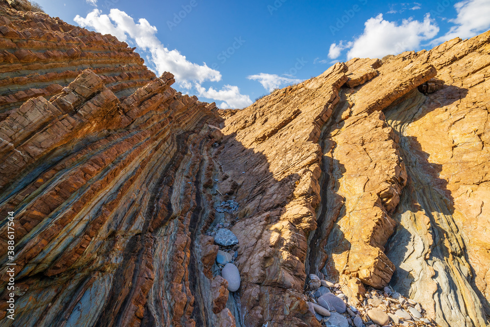 Formación geológica de roca de pizarra con diferentes capas en el cami ...