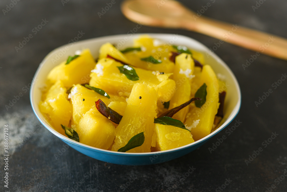 Foto de Cooked tapioca or Cassava root , Mandioca or Aipim, Kerala ...