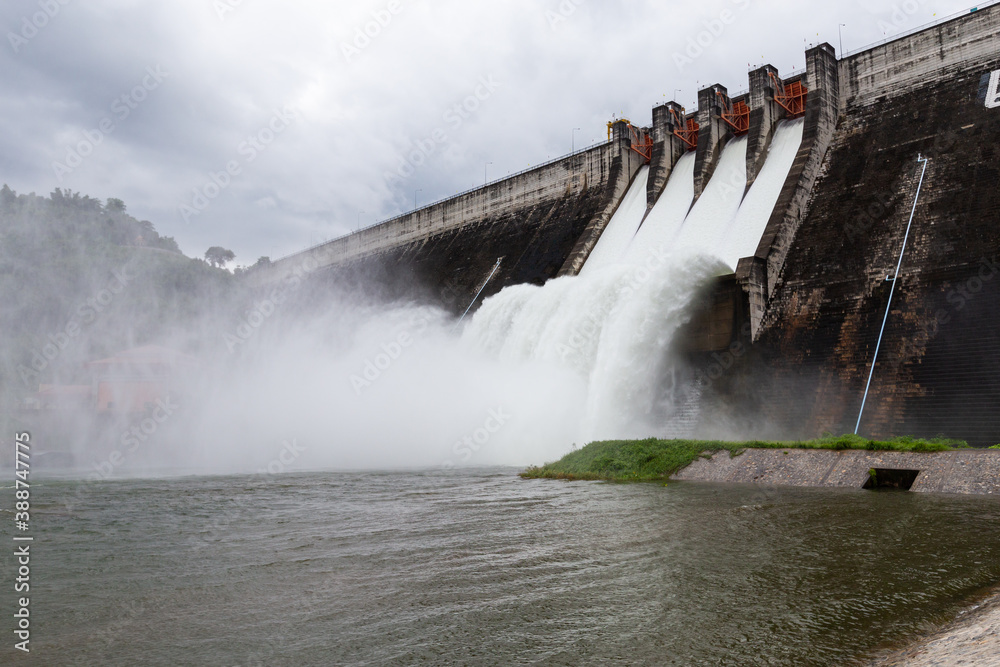 Foto de Water falling from the spillway of the concrete dam, it is ...