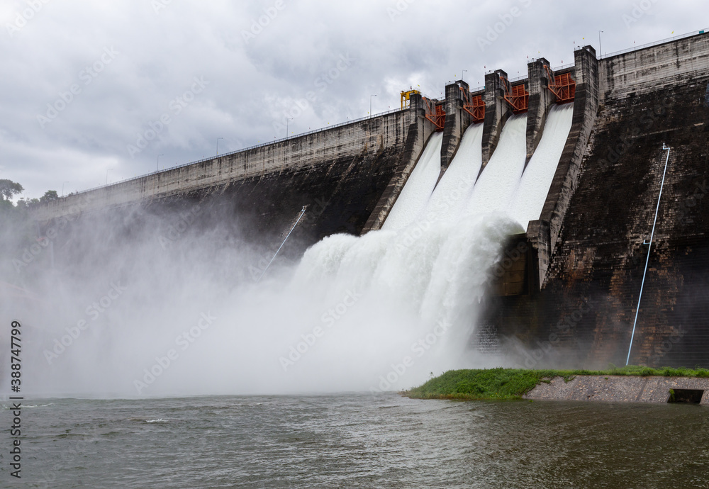 Foto de Water falling from the spillway of the concrete dam, it is ...