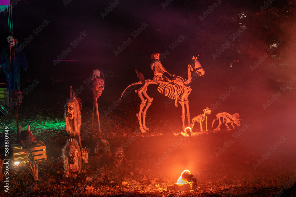 Foto de Haunted house, impaled heads, young boy, monsters, werewolf ...