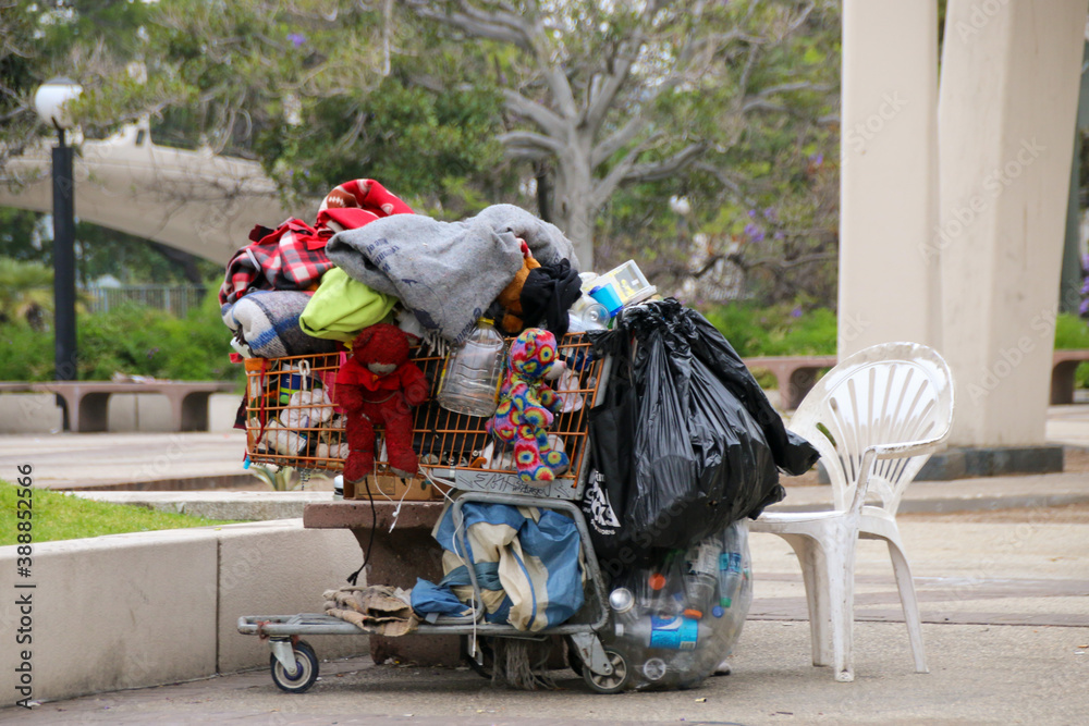 Foto de Life on the street, homeless man lives out of a shopping cart ...
