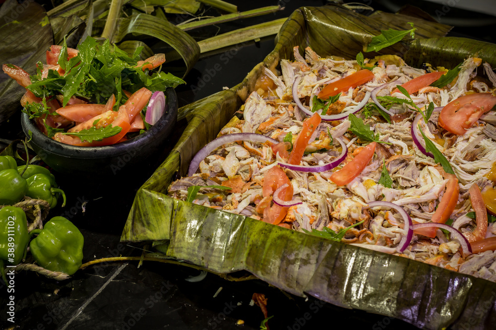 Preparación de Pib (también conocido como Mucbilpollo) comida ...