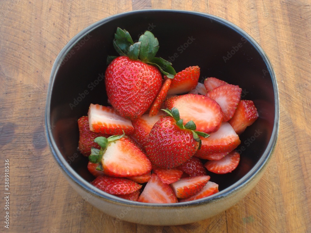 Fresas rebanadas en planto hondo sobre una base de madera 4 Stock Photo ...