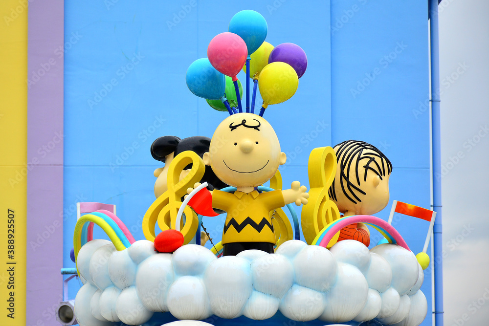 Foto de Snoopy studios sign and statues at Universal Studios Japan in Osaka, Japan do Stock ...