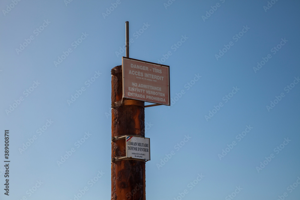 panneau zone militaire, entrée interdite Stock Photo | Adobe Stock