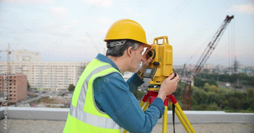 Video „Caucasian senior man topographer in casque measuring angle with ...