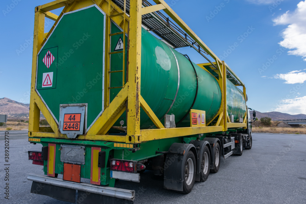 Foto de Tank container with dangerous goods, loaded with flammable ...