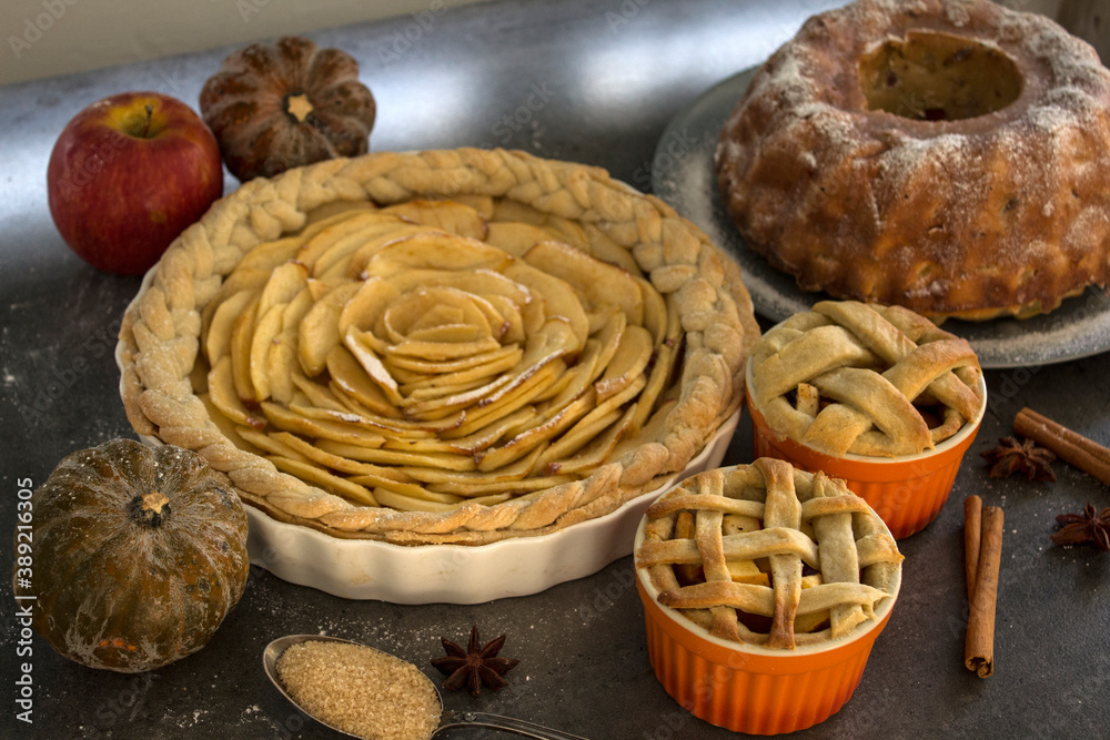 Foto de Homemade apple pie top view photo. Delicious apple tart or pie ...