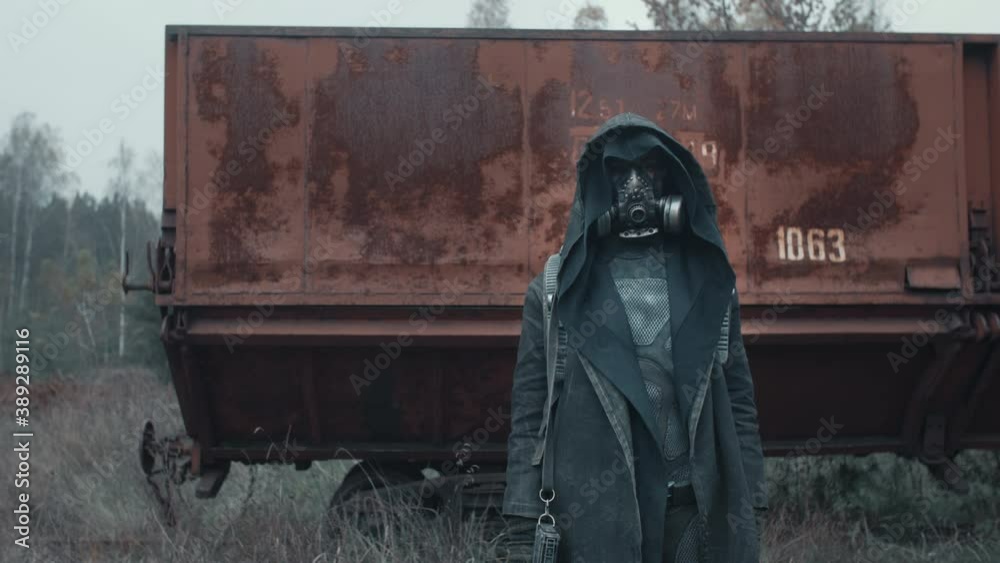 Vídeo do Stock: Woman in futuristic clothes and grunge gas mask with ...