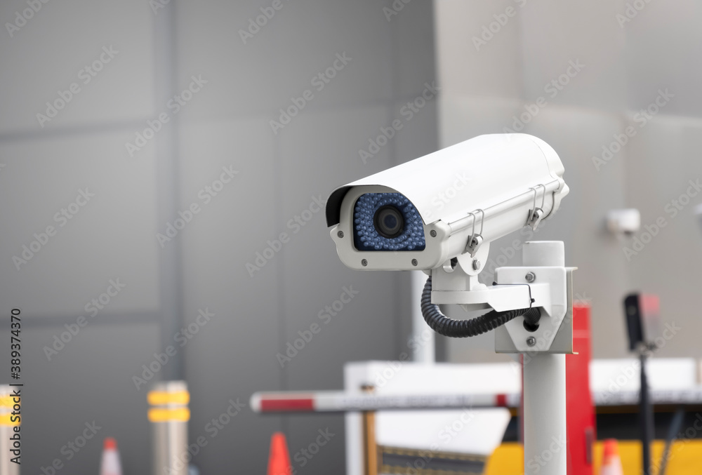 Foto de Modern public CCTV camera at gantry entry parking lot ...