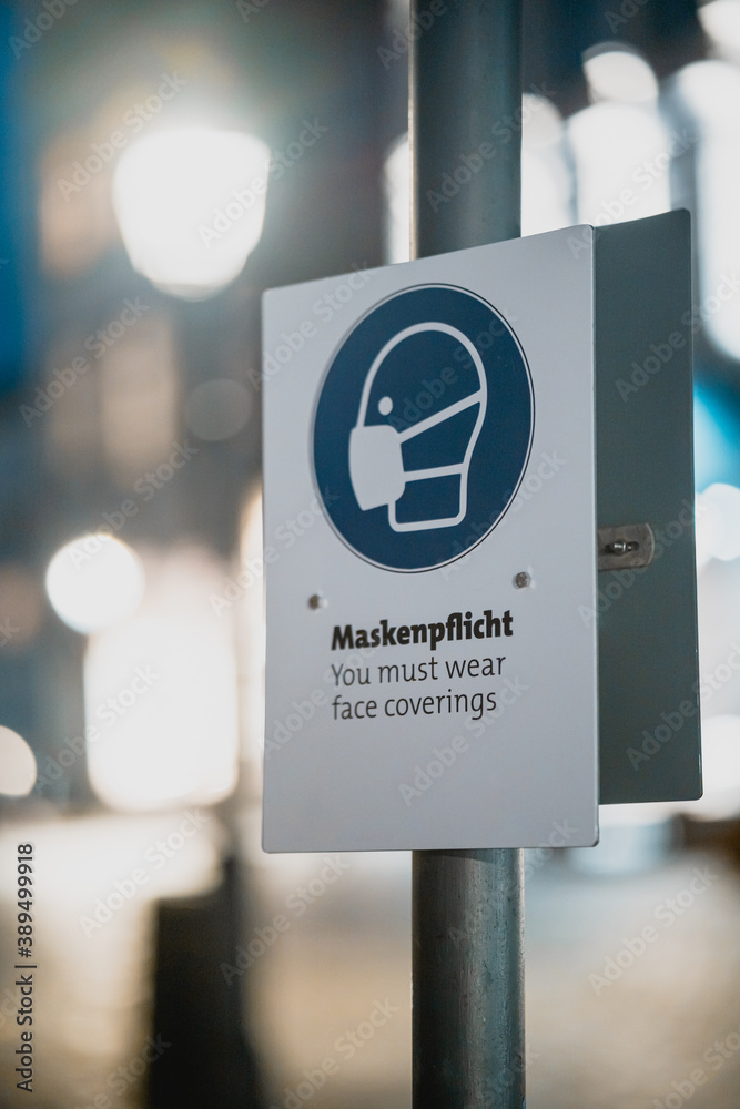 Straßenschild zur Maskenpflicht zu Corona / Covid 19 / Sign for wearing ...