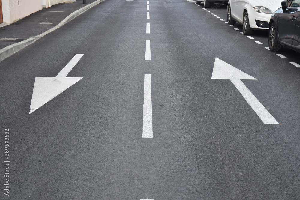 Juliste Rue à double-sens avec marquage au sol à Narbonne, Aude, Languedoc, Occitanie, France ...