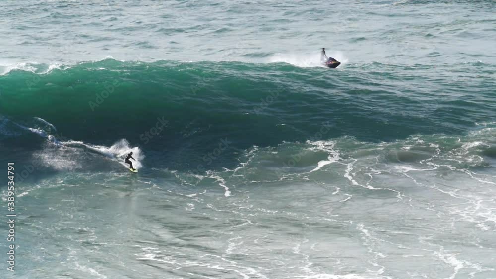 Vídeo do Stock: The first 2020 big swell has arrived! Slow motion of a ...