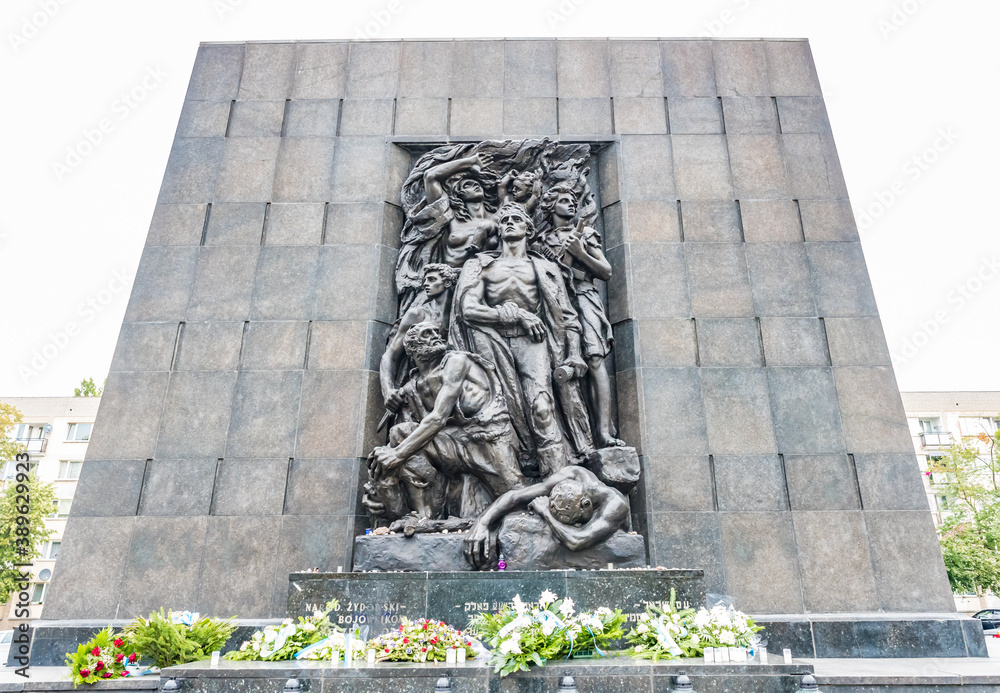 Foto de WARSAW, POLAND - SEP 7, 2019: The Ghetto Heroes Monument ...
