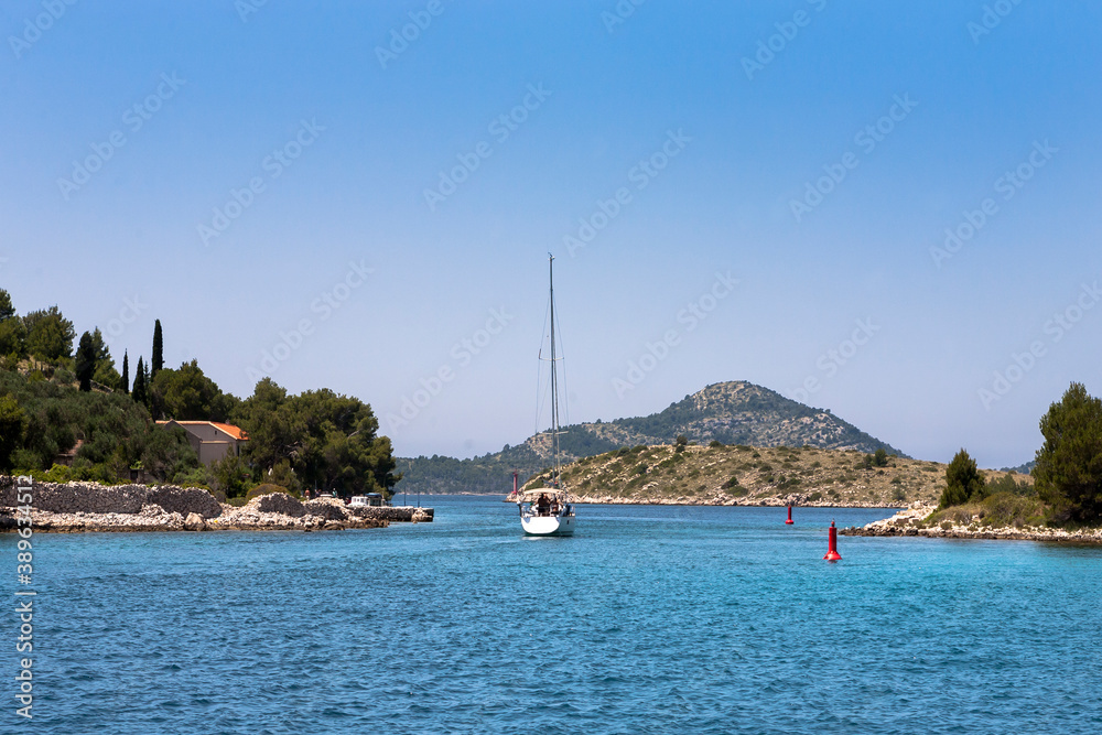Foto de A yacht navigates the narrow channel known as Prolaz Proversa ...