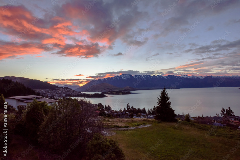 リマイカブル山脈とワカティプ湖の朝焼け Stock Photo | Adobe Stock