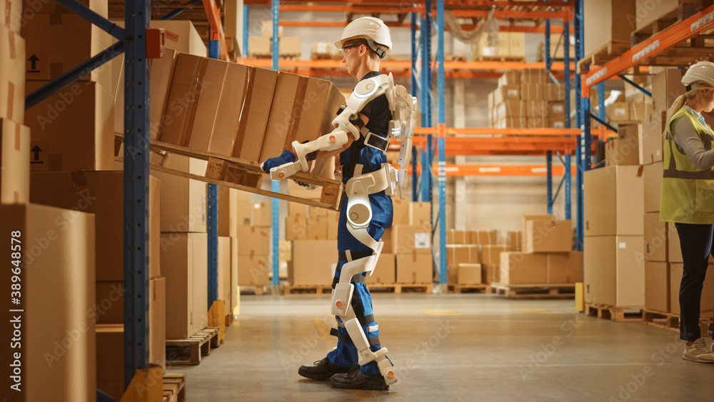 Plakat High-Tech Futuristic Warehouse: Worker Wearing Advanced Full ... Plakat High-Tech Futuristic Warehouse: Worker Wearing Advanced Full ...