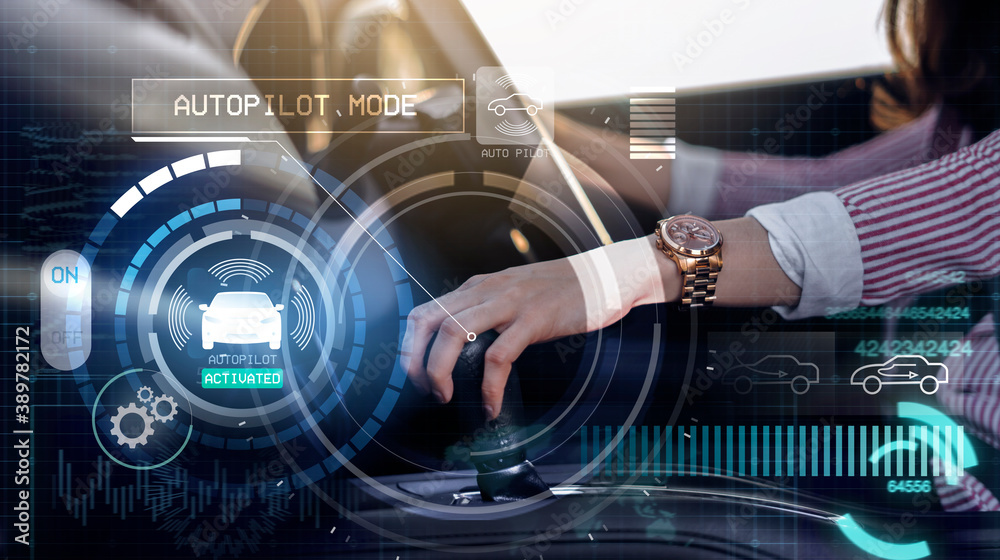 Foto Stock Auto pilot self driving car businesswoman gear handle mode ...