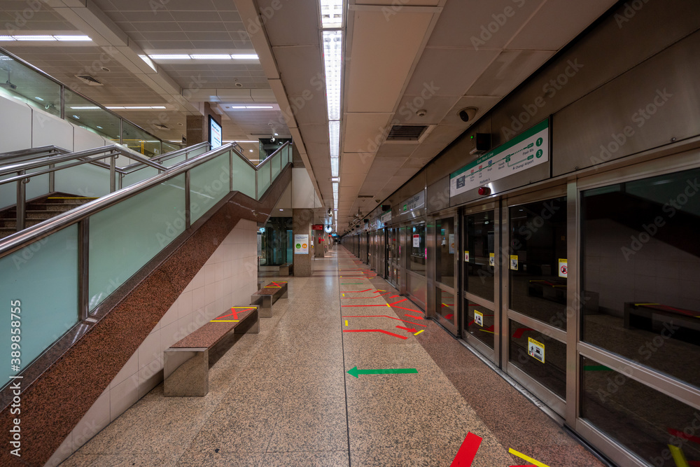 Interior of Singapore MRT (Mass Rapid Transit) station. Stock Photo ...