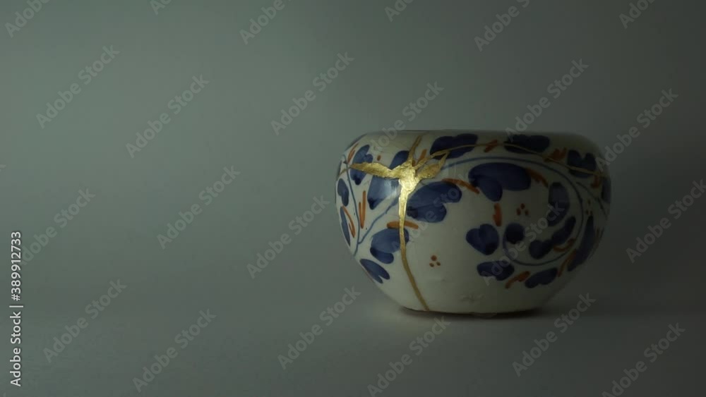 Kintsugi Italian pottery restored with real gold. Gold scars. Stock 비디오 ...