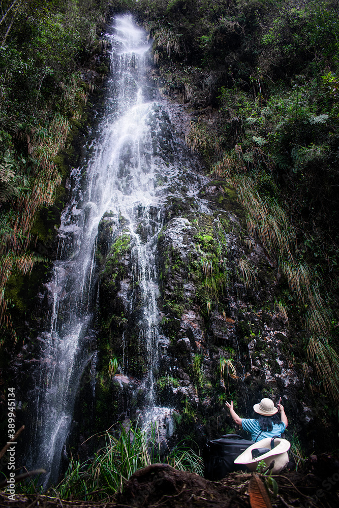persona levantando los brazos en cascada Stock Photo | Adobe Stock