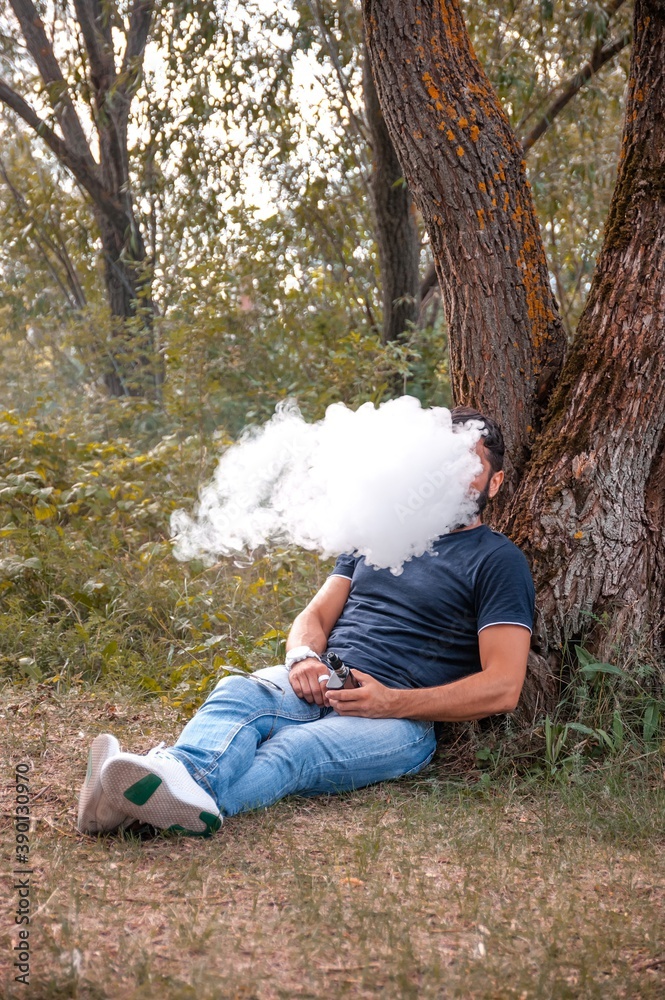 Foto de Brutal smoker smoke vape and exhals smoke cloud. The new ...
