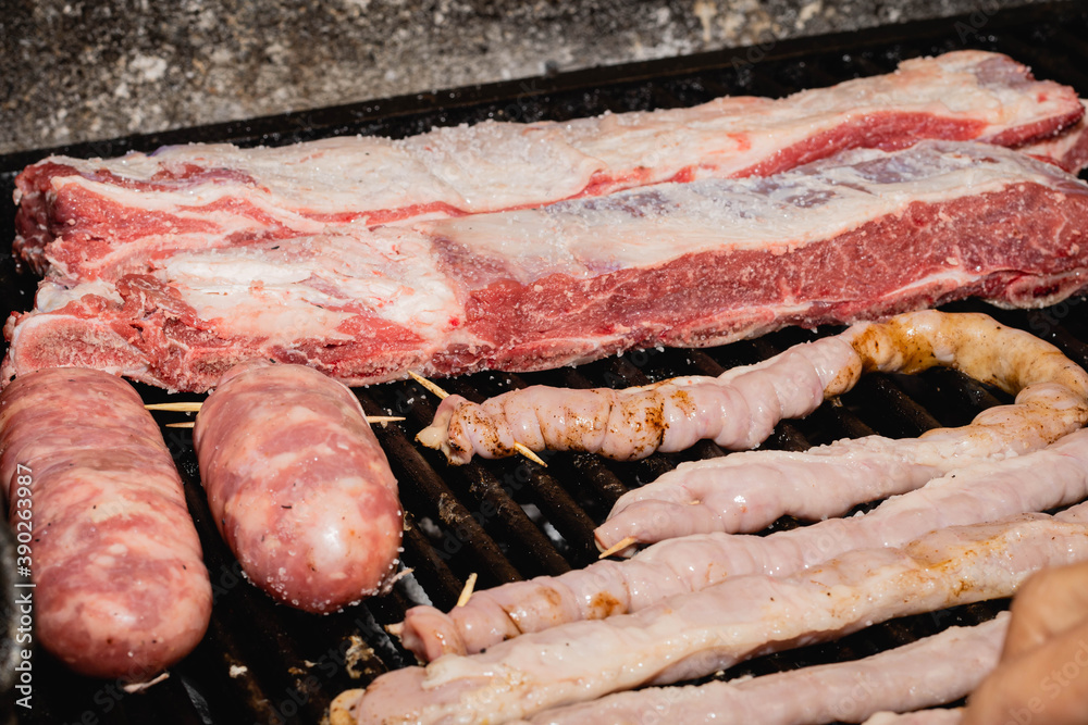 asado típico y tradicional argentino carne de vaca cerdo chinchulin ...
