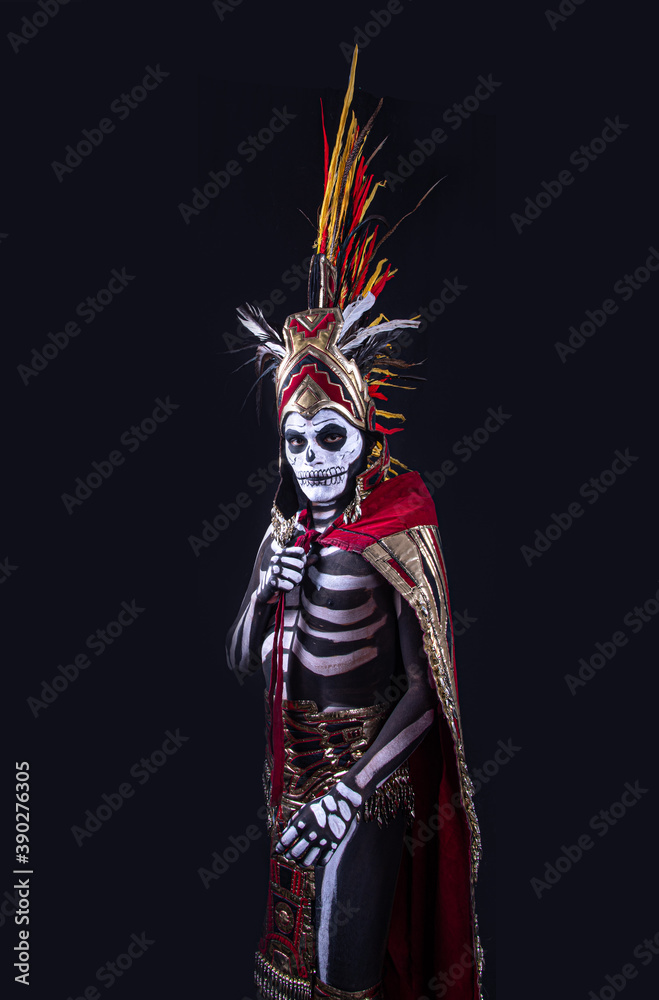 hombre latino , catrin de dios azteca, calavera prehispanica, con ...