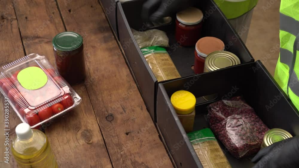 Video „Takeaway and door delivery of goods during Coronavirus lockdown ...