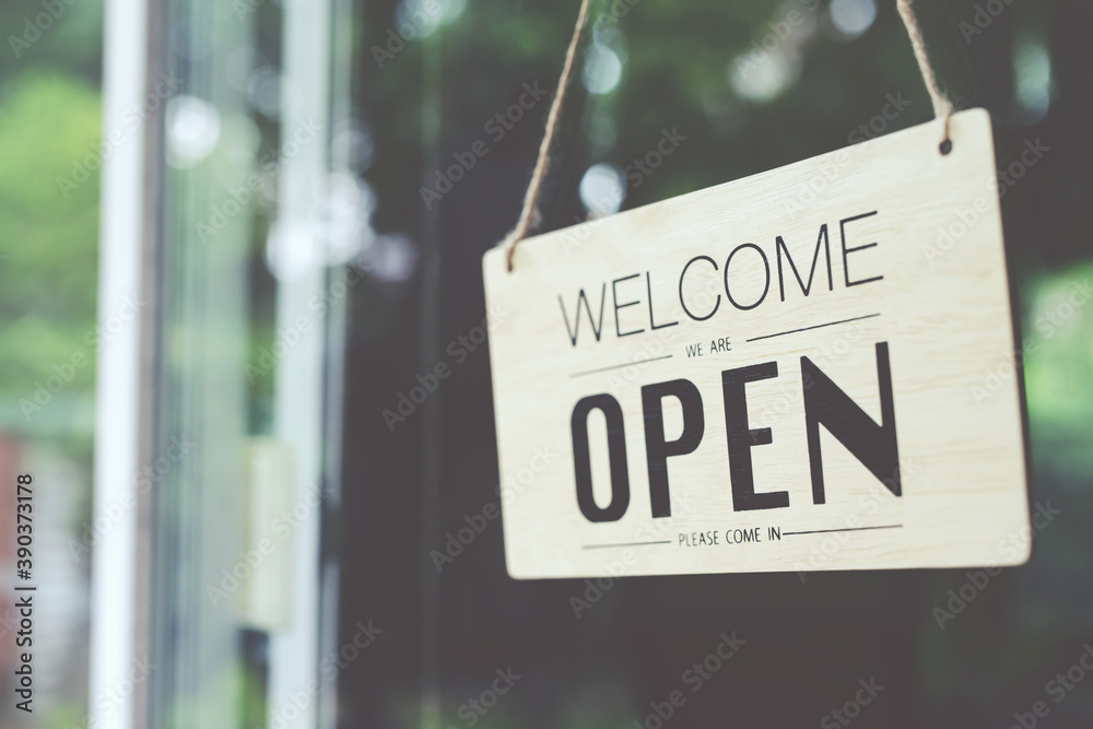 Foto de Welcome open sign on shop door. Text on cafe front or ...