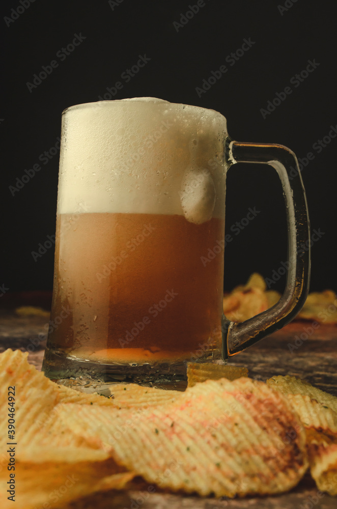baso de cerveza y patatas fritas con fondo de oxido Stock Photo | Adobe ...