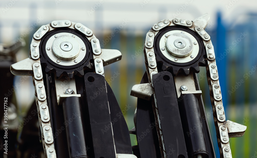 Mechanical chain on the gear wheel of the melallic mechanism foto de ...