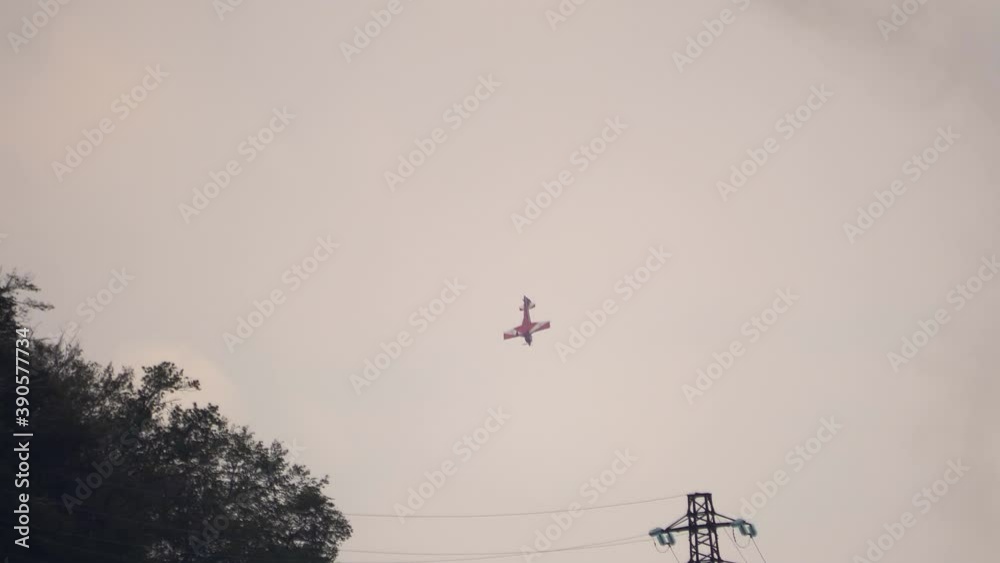 Vídeo do Stock: A small plane during an aerobatic simulation: plane ...