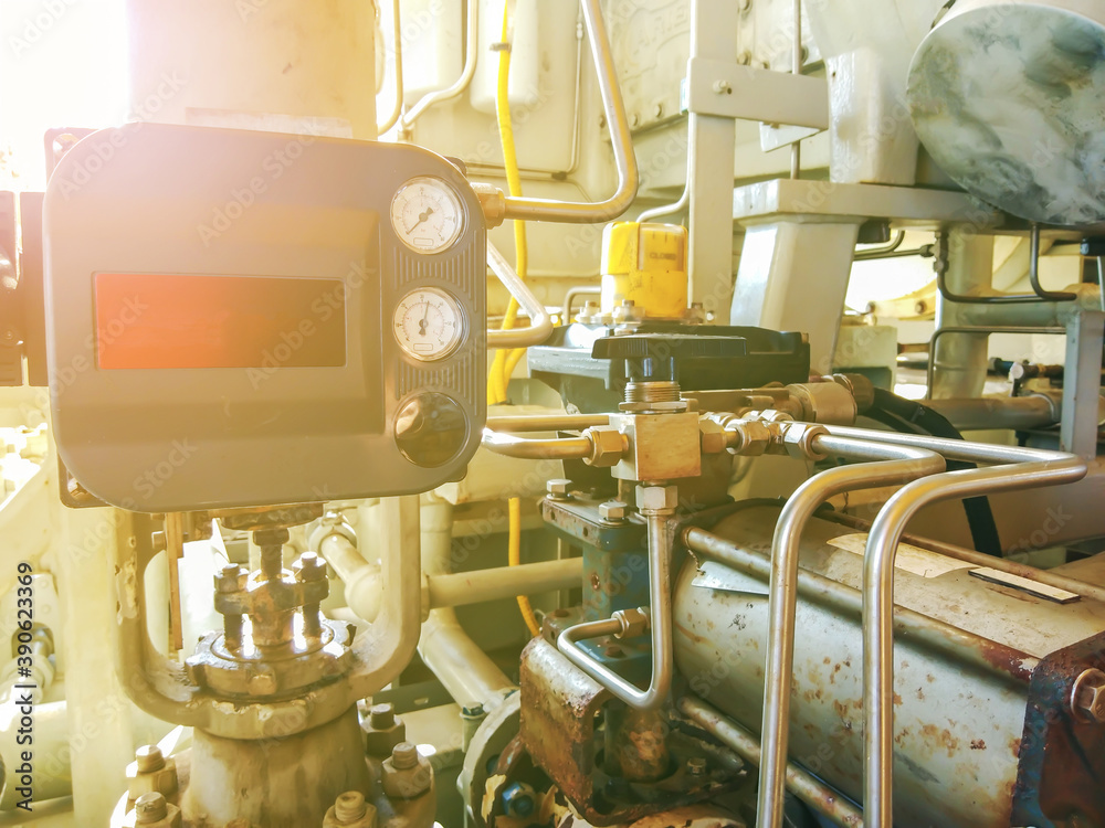 Pressure gauge for monitoring measure pressure production process, Oil ...