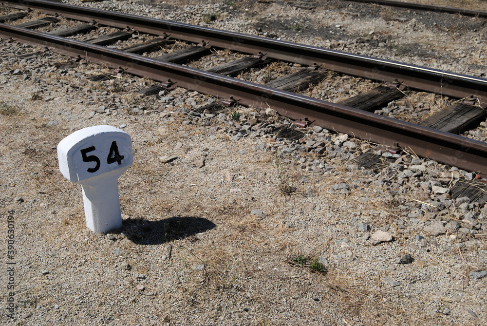 Via férrea antiga de bitola angusta - estreita com marco do km 54 Stock ...