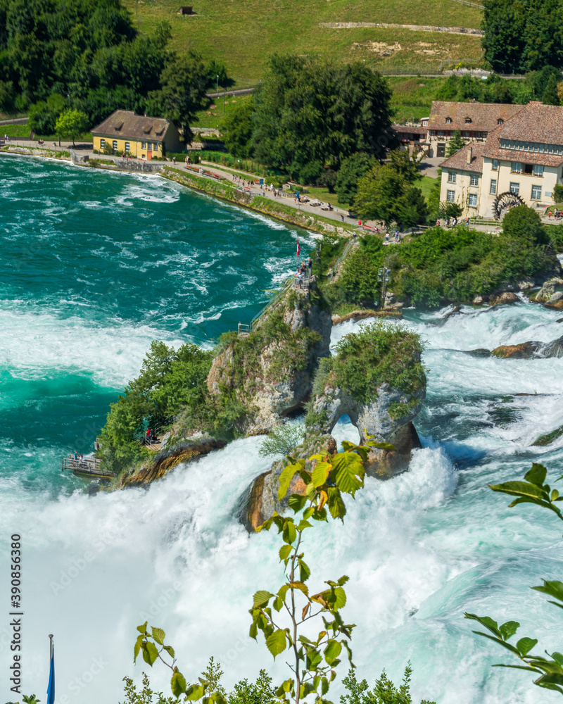 Panorama des cascades du Rhin ou Rheinfall en Suisse par une journée ...
