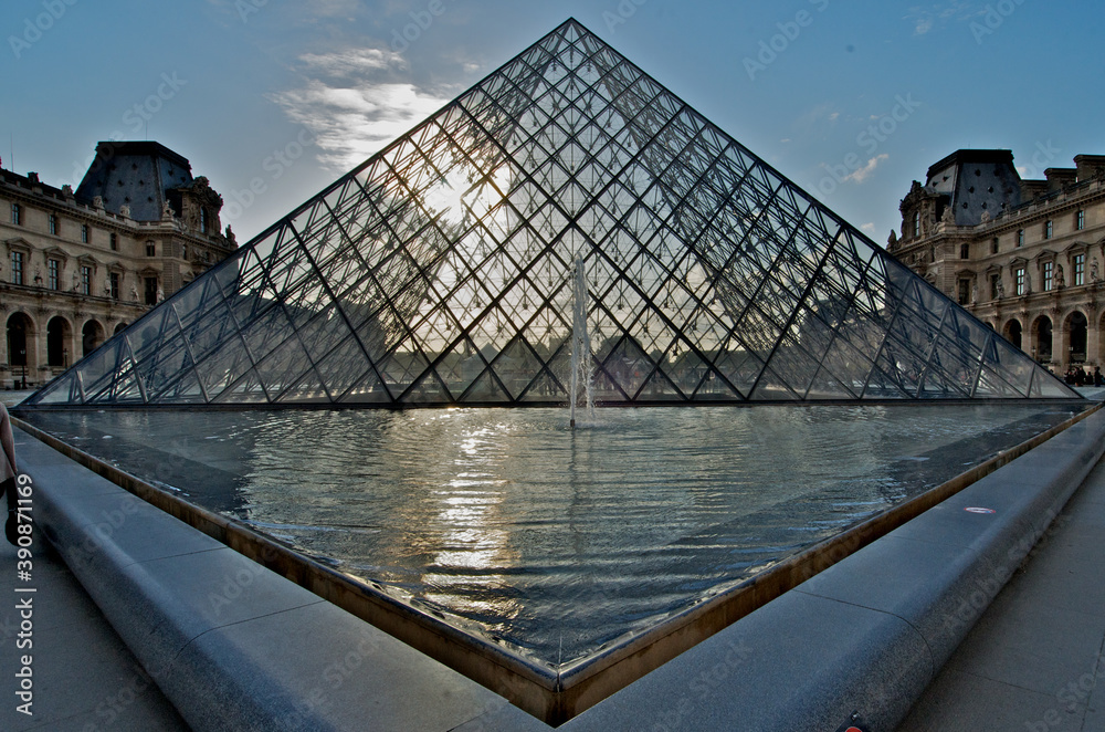 Foto de Louvre Pyramid commissioned by the President of France François ...