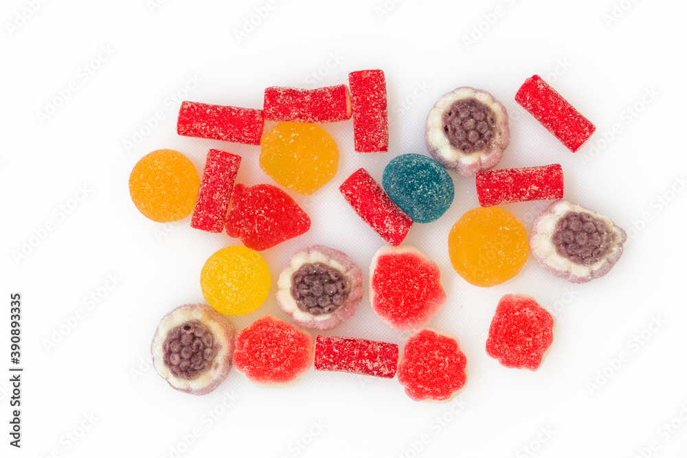 Gominolas de diferentes formas y colores, aislado sobre fondo blanco ...