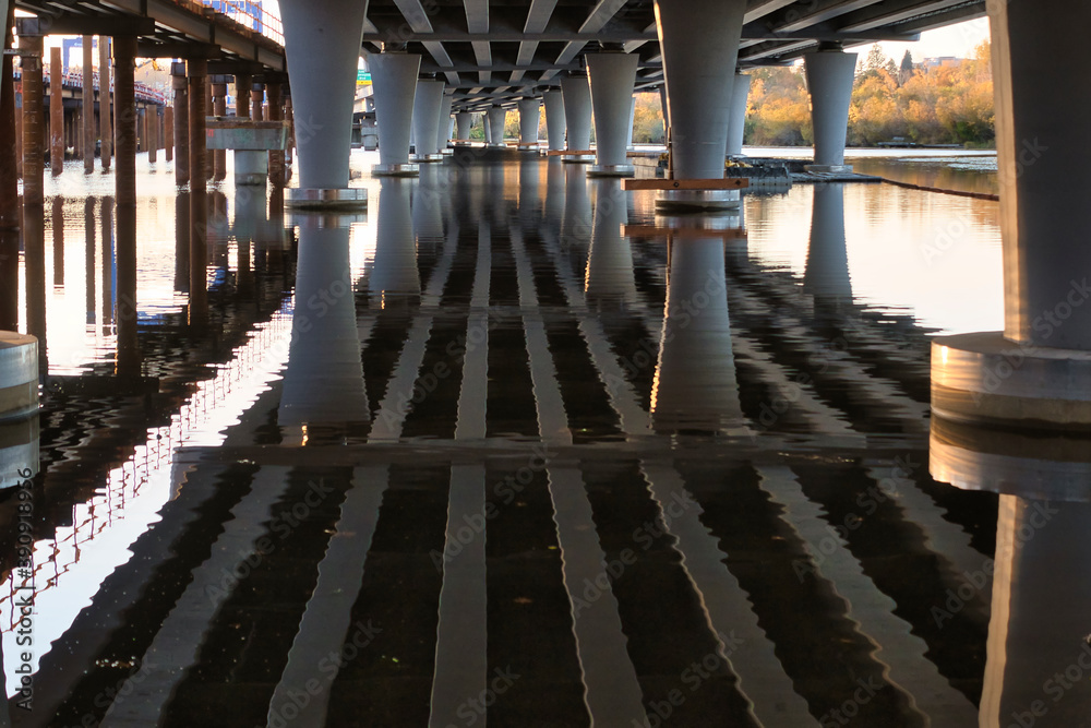 2020-11-07 NEW PILONS UNDERNEATH THE NEW 520 BRIDGE WITH A REFLECTION ...