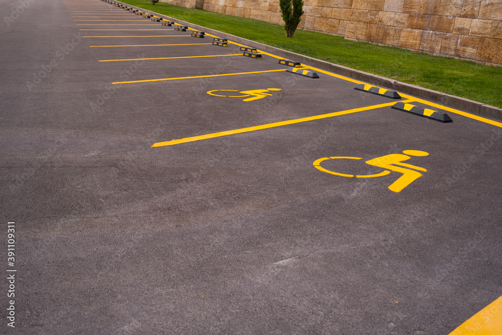 car parking area for people with disabilities. yellow handicapped sign ...