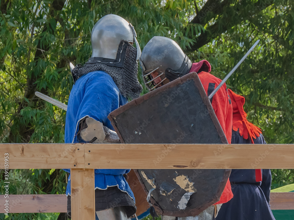 Foto de Two foot warriors in heavy medieval armor fight in the arena ...