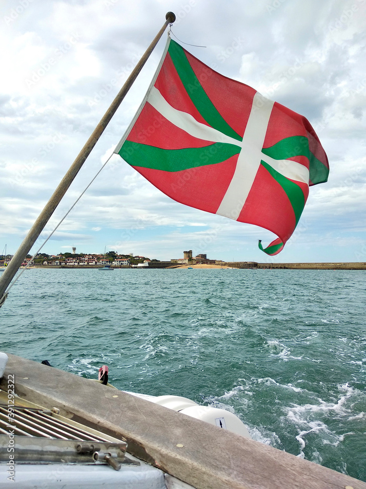 Drapeau du pays Basque flottant en mer au dessus du fort de Socoa à ...