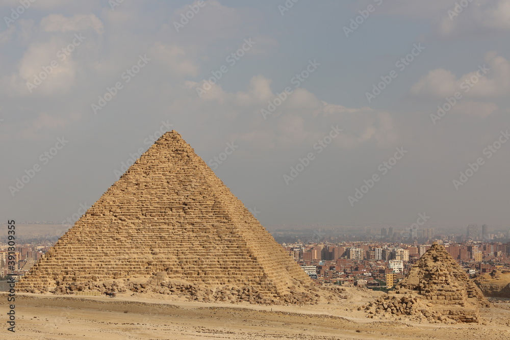 Foto de A picture of four of the great historical pyramids of Giza in ...
